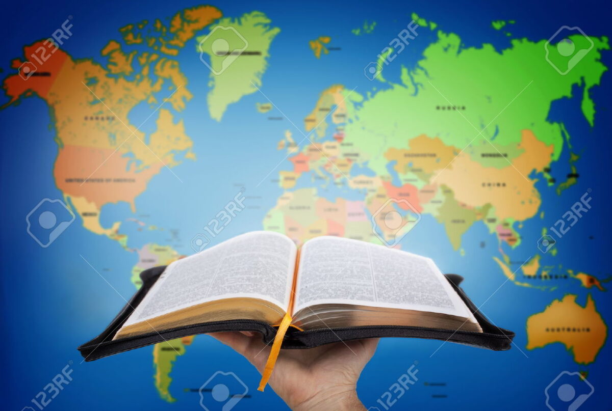 50150837-mano-que-muestra-la-santa-biblia-contra-el-mapa-del-mundo-foto ...